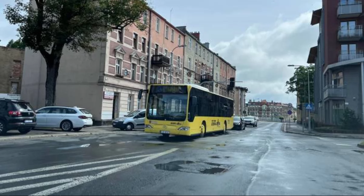 Pasażer czeka, autobus nie przyjeżdża. Co się dzieje z PKS Jelenia Góra ...